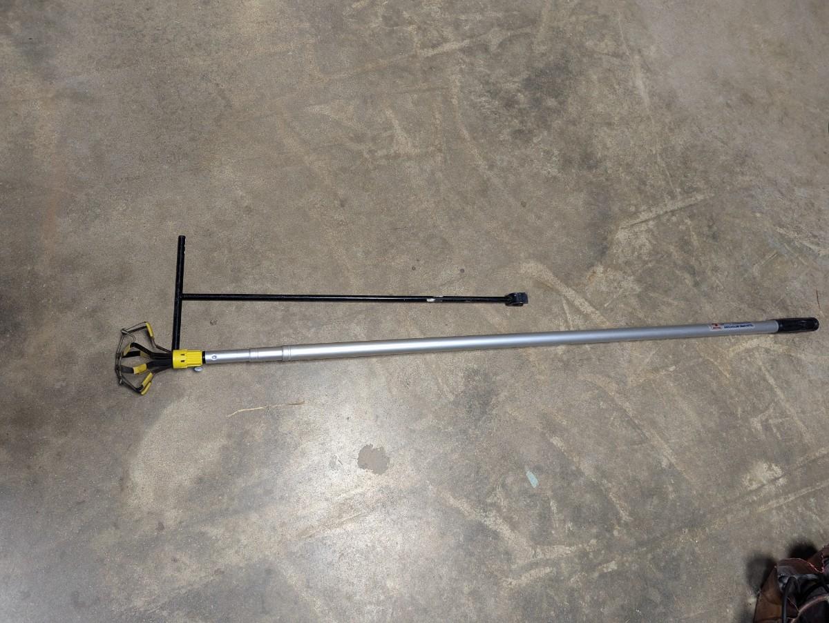 Water Key & Light Bulb Pole Changer | EstateSales.org