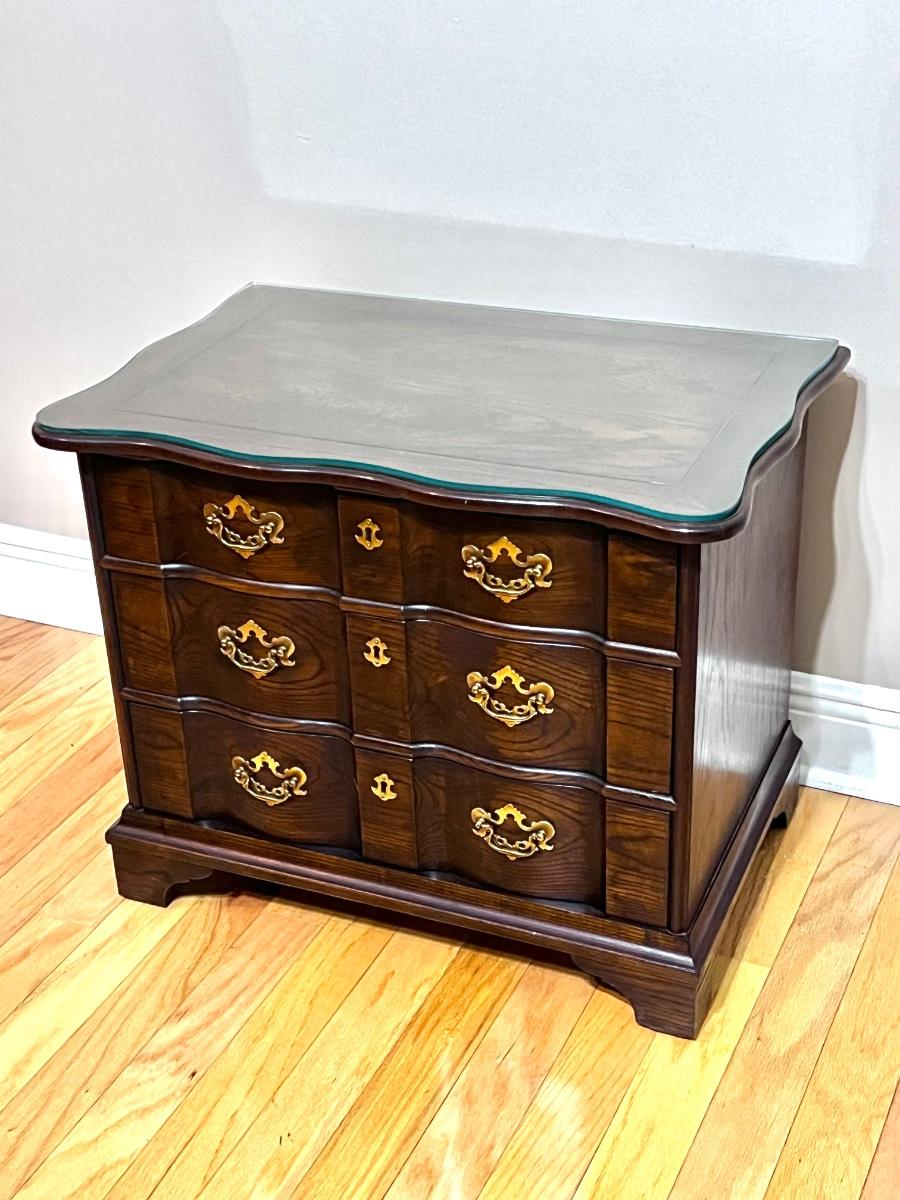 Henredon 3 Drawer Side Table Chest with Glass Top Cover | EstateSales.org