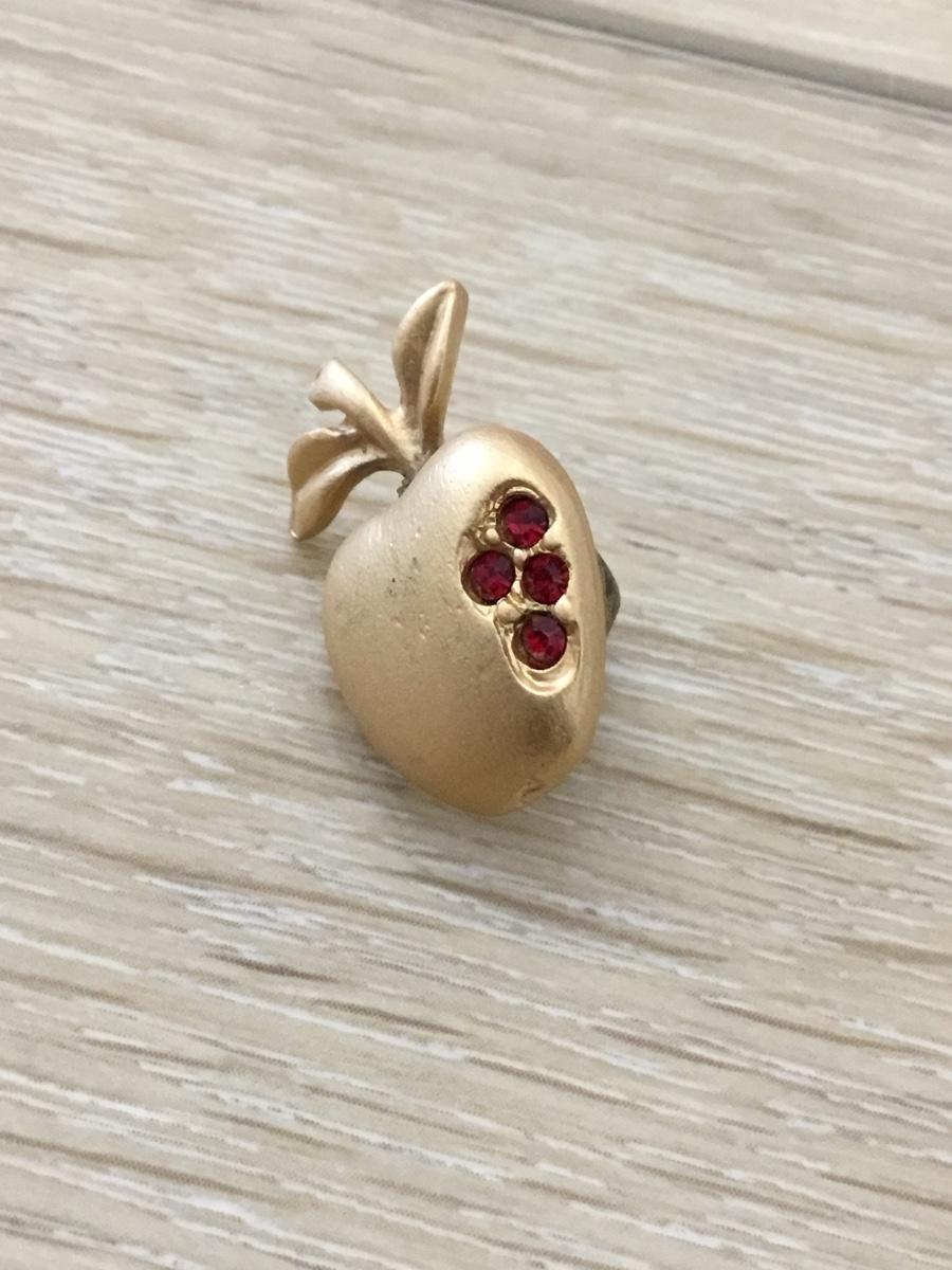 Gold tone apple pin | EstateSales.org