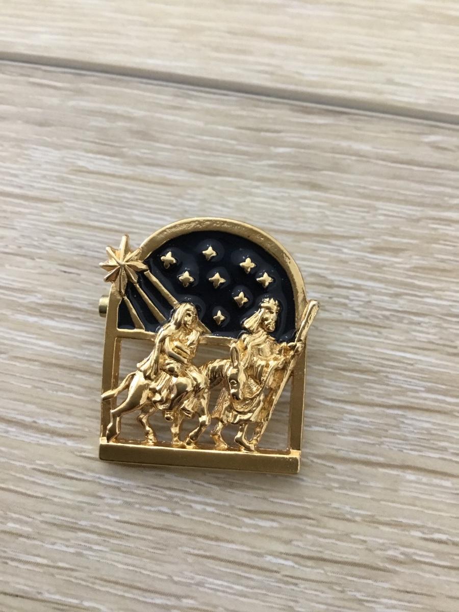 Gold tone knight pin | EstateSales.org