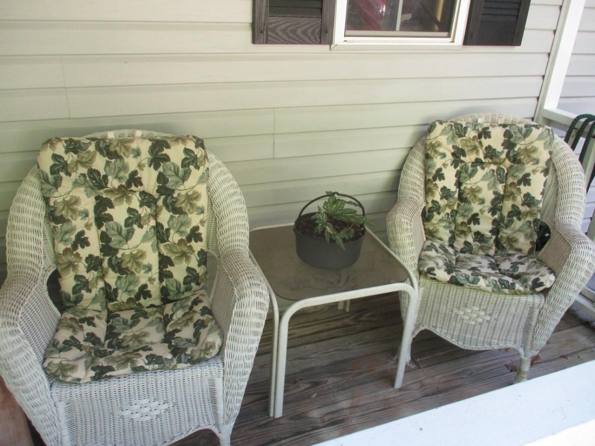 Outdoor Chairs & Side Table | EstateSales.org