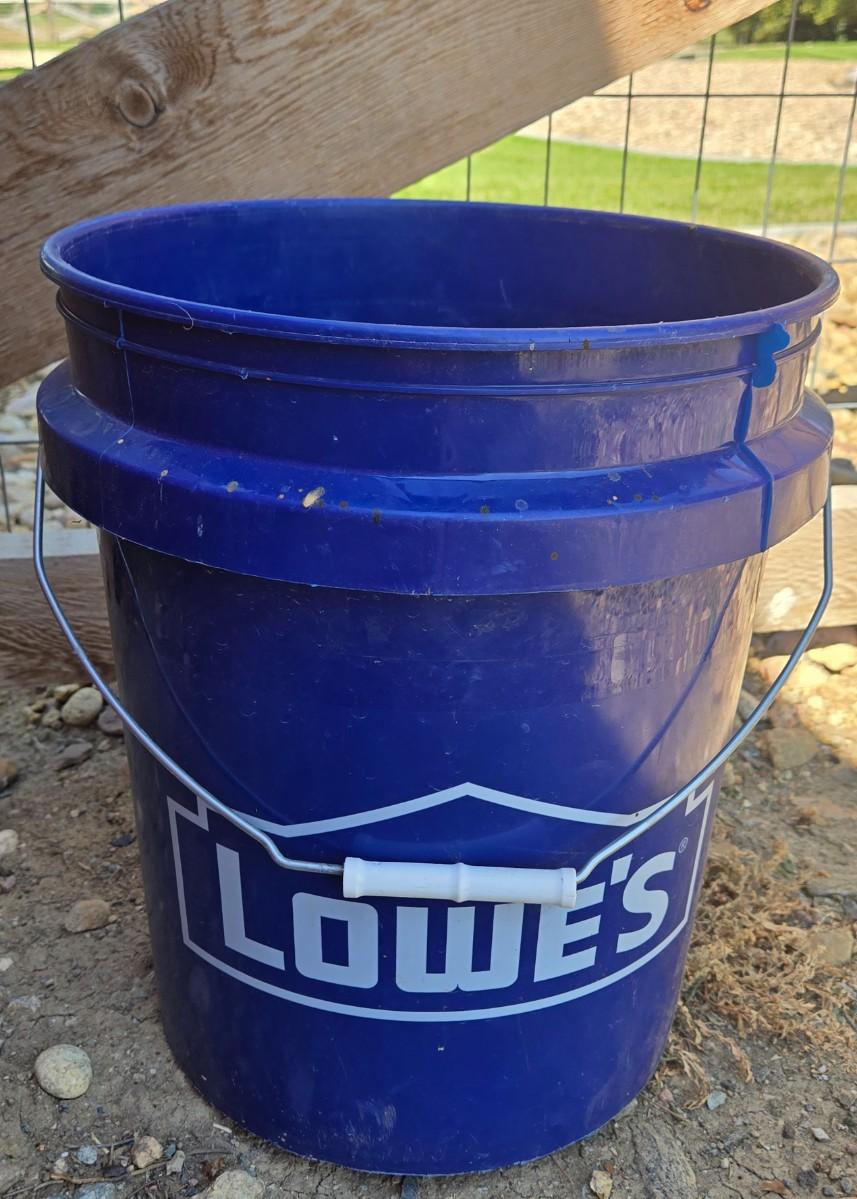 Lowe's 5 Gallon Bucket | EstateSales.org