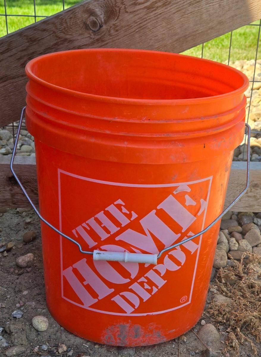 Home Depot 5 Gallon Bucket | EstateSales.org