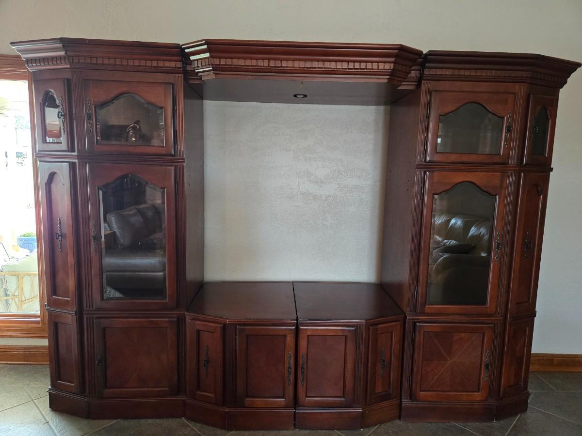 Lighted Display Cases / Wall Unit | EstateSales.org