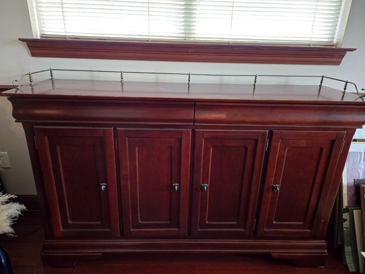 Havertys Buffet / Sideboard | EstateSales.org