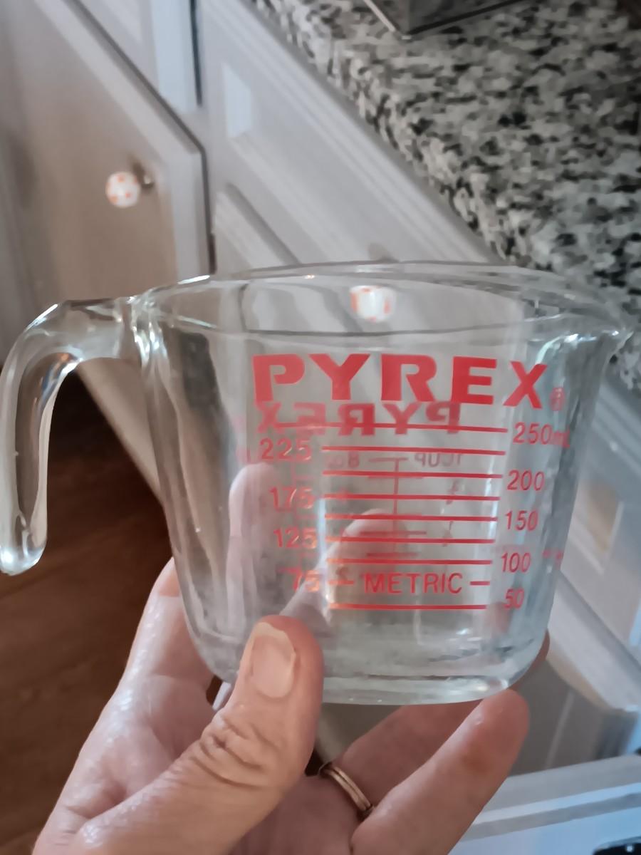 Pyrex measuring cup | EstateSales.org