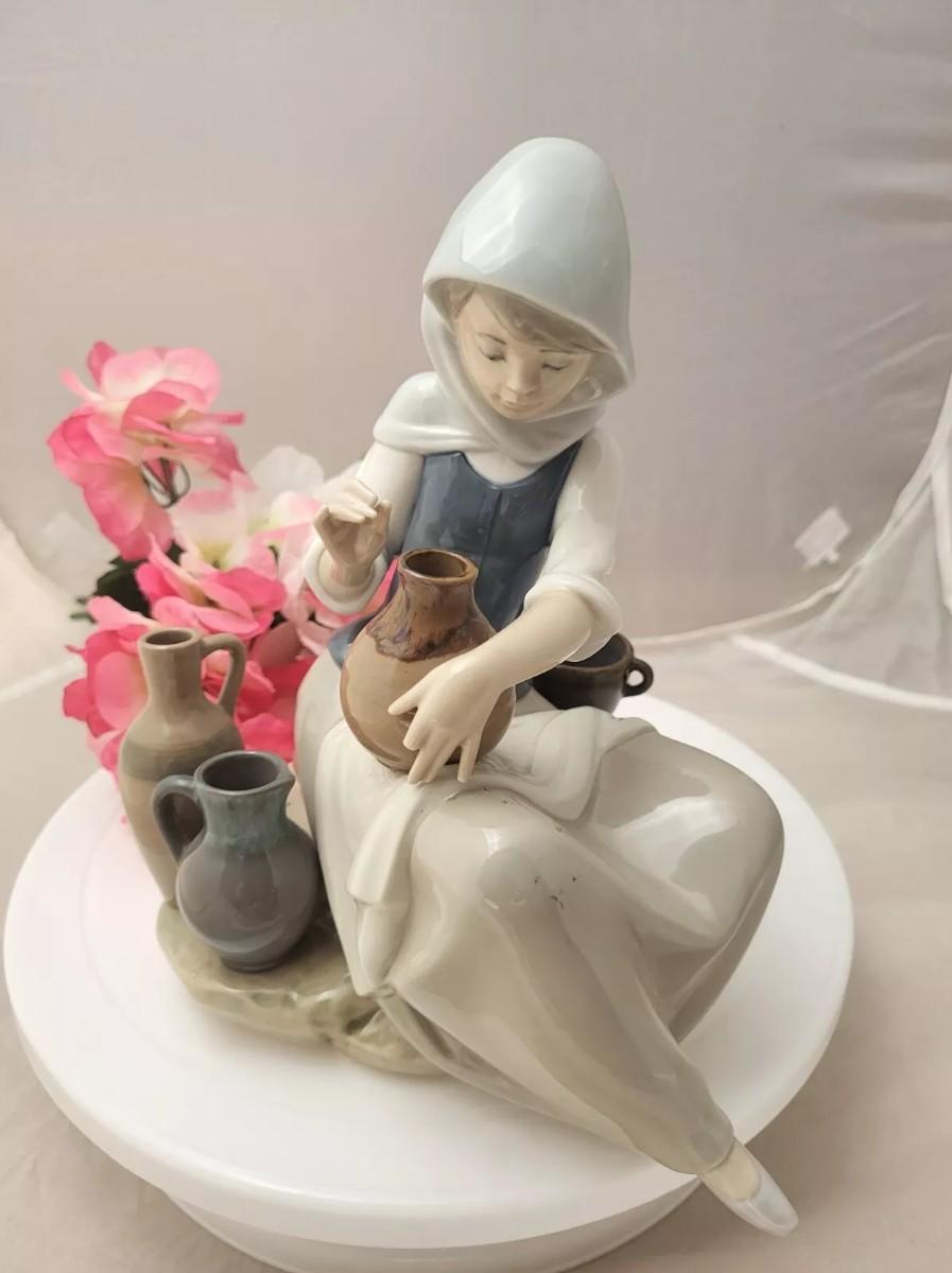 Lladro Porcelain Figurine "Woman Painting Vase" Sitting Girl #5079 ...