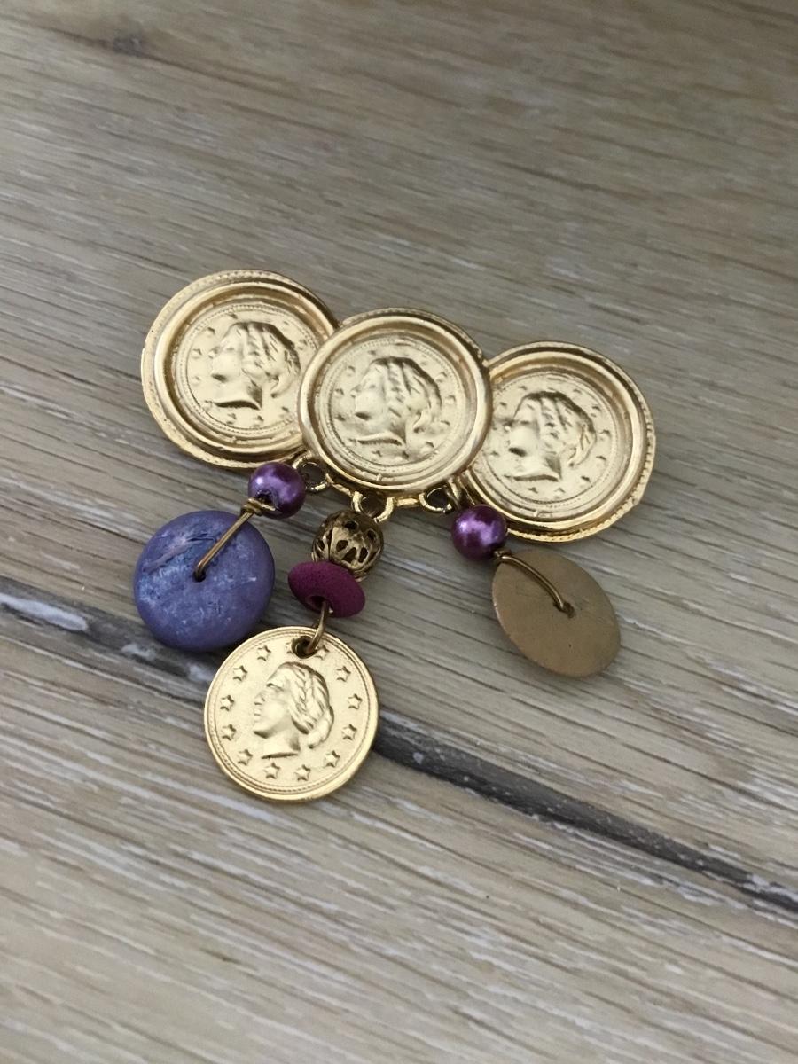 Gold tone coin vintage pin | EstateSales.org