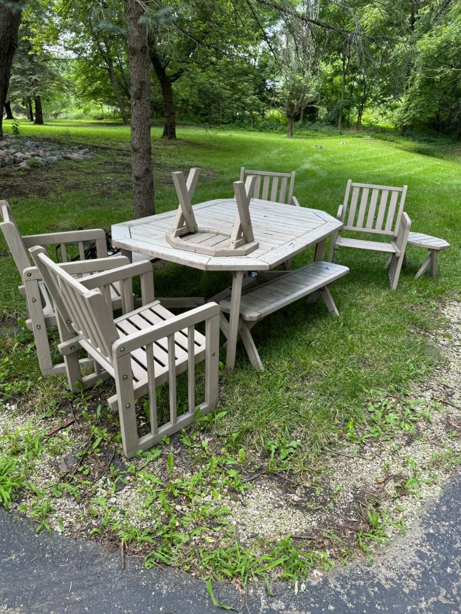 7 piece patio set, very nice set | EstateSales.org