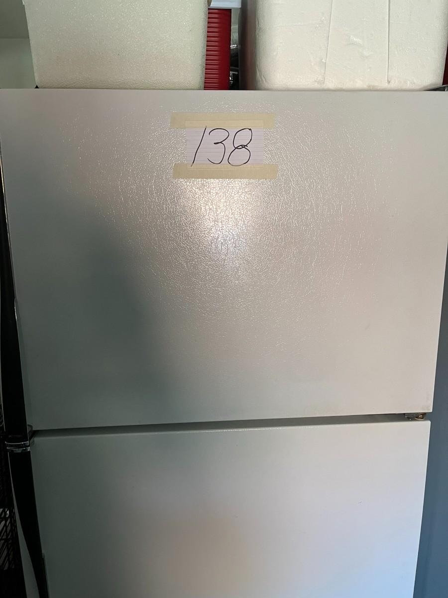 Hot Point Refrigerator / Freezer White | EstateSales.org