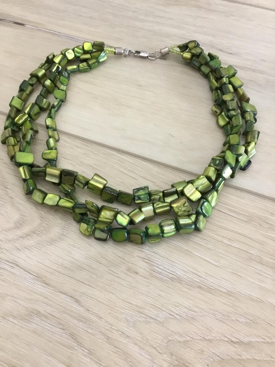 Beautiful earthly green shell necklace | EstateSales.org