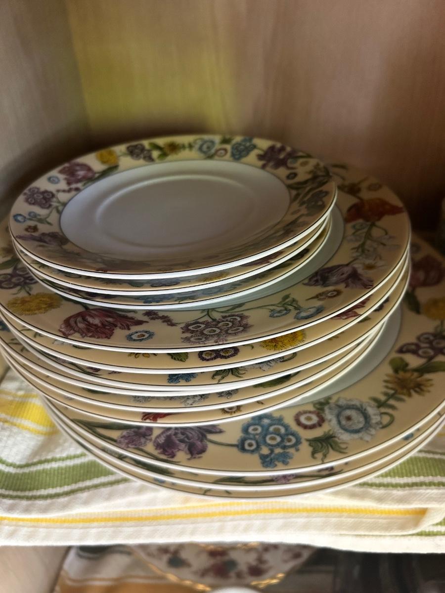 Set of flower plates | EstateSales.org