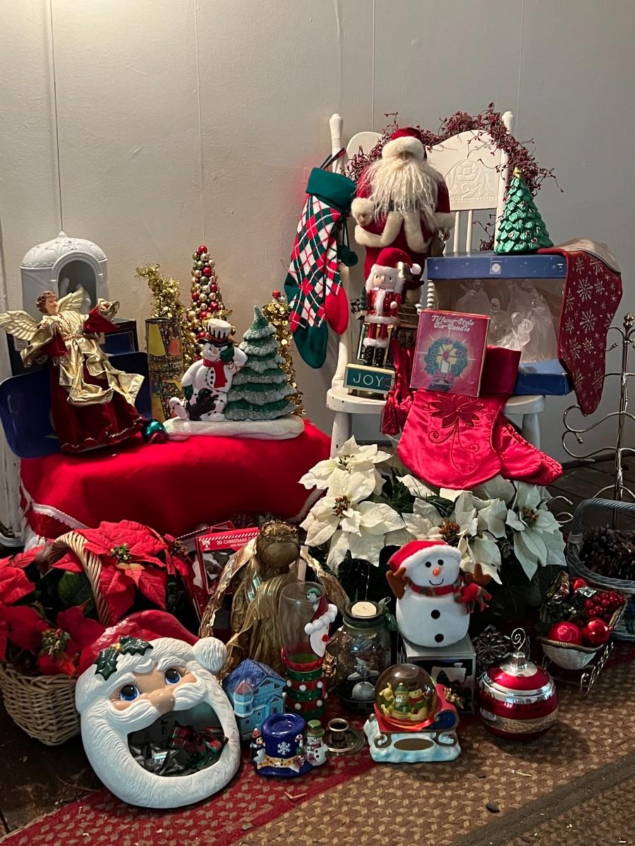 Holiday Décor Lot | EstateSales.org