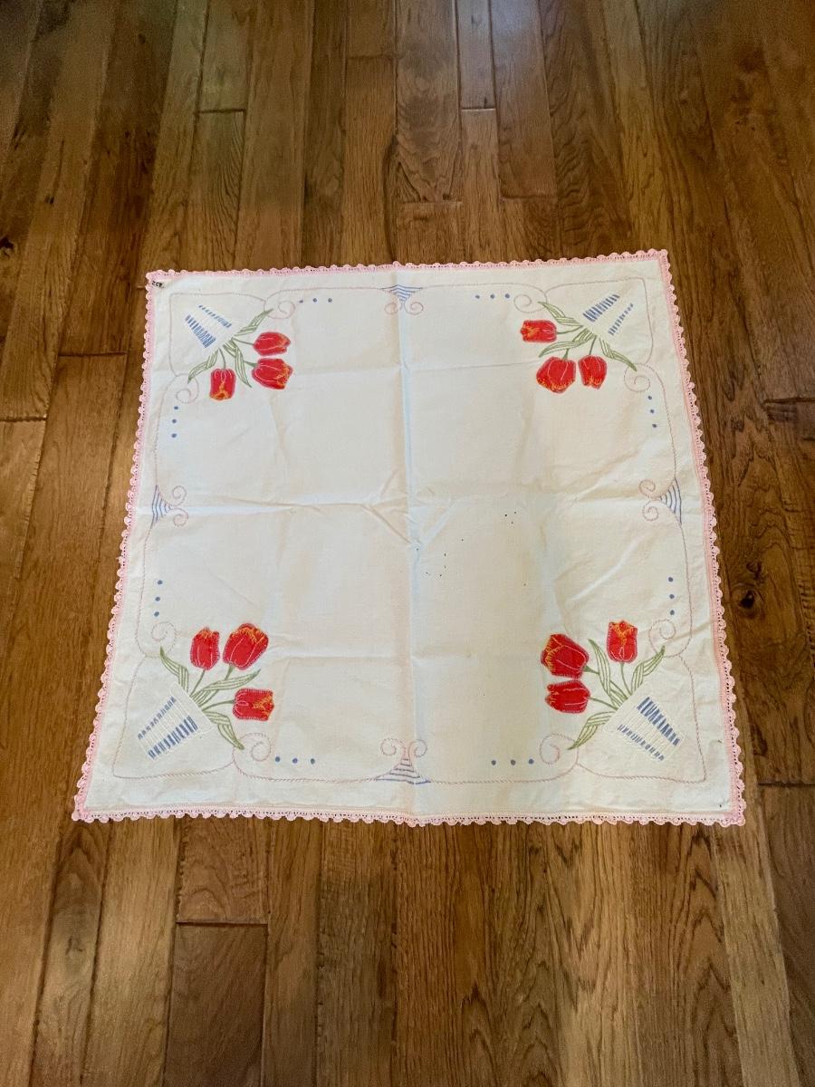 Small table scarf | EstateSales.org