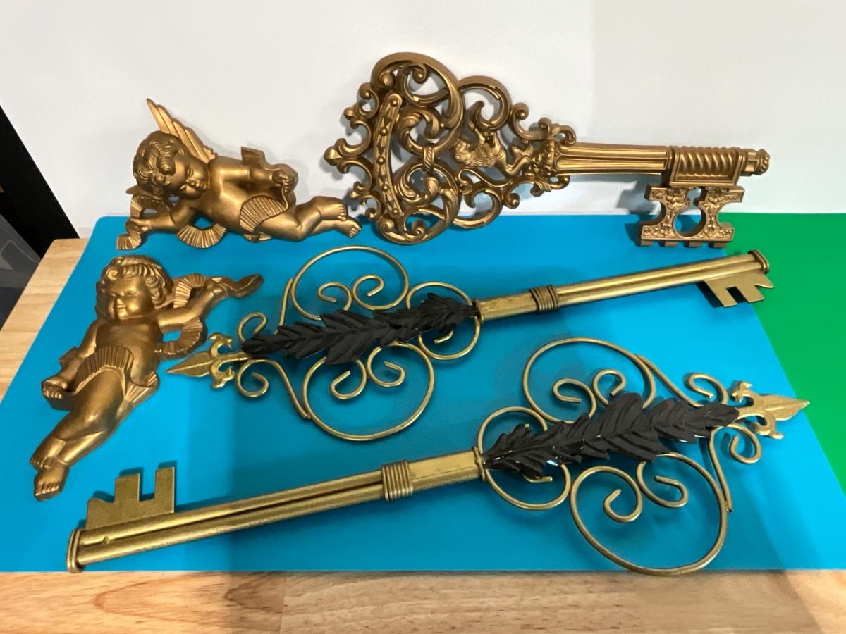 Metal and plastic decor | EstateSales.org