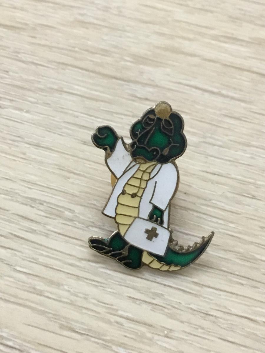 Gold tone vintage Alligator doctor pin | EstateSales.org