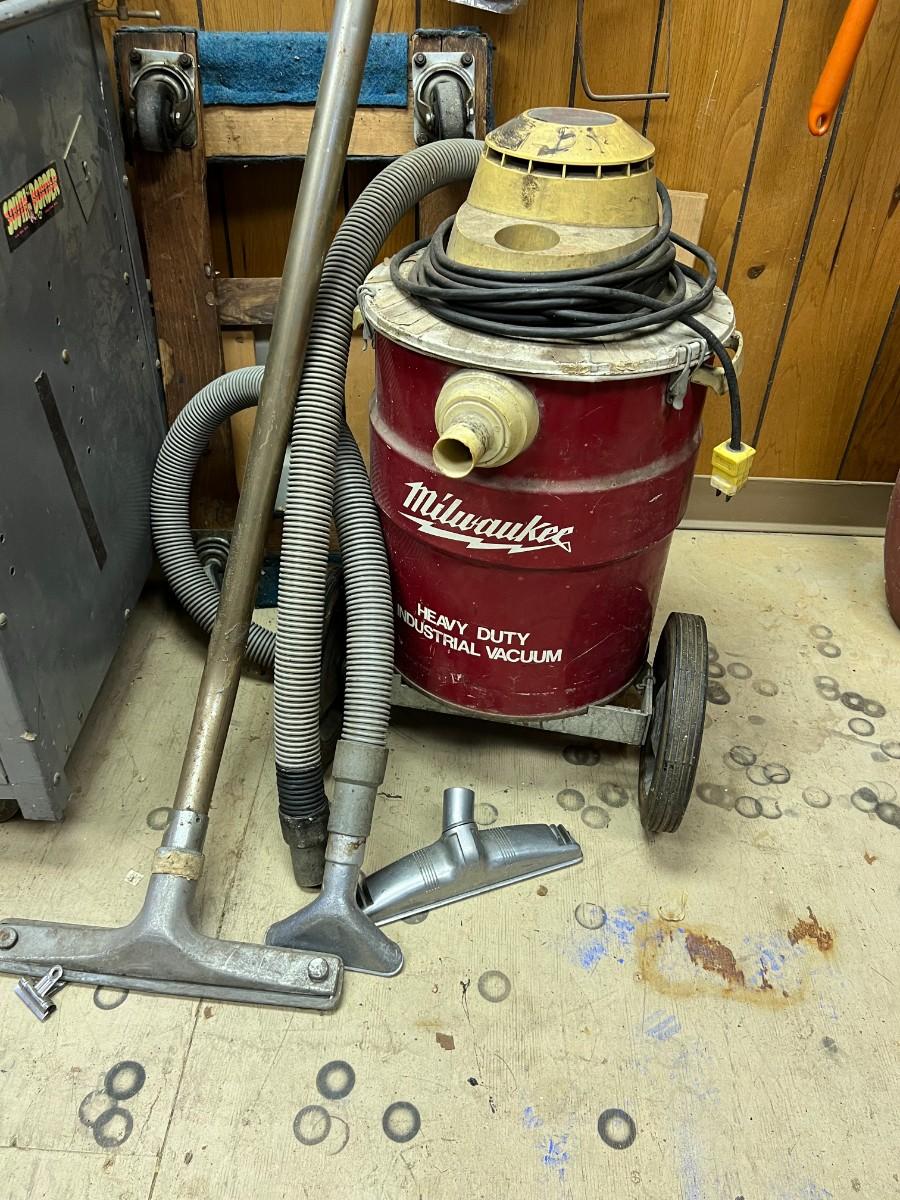 Milwaukee Shop Vac with Attachements | EstateSales.org