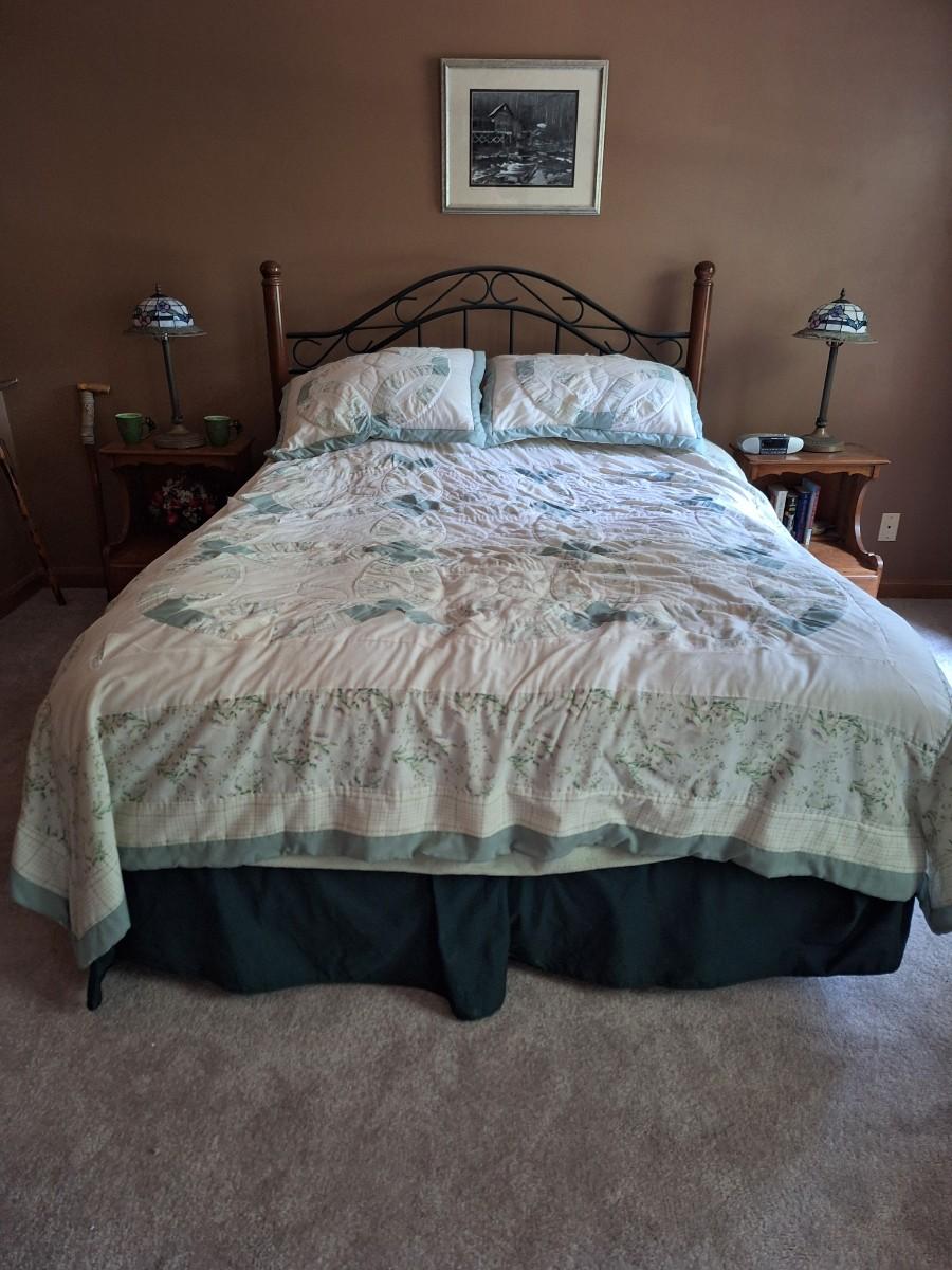 Queen bed | EstateSales.org