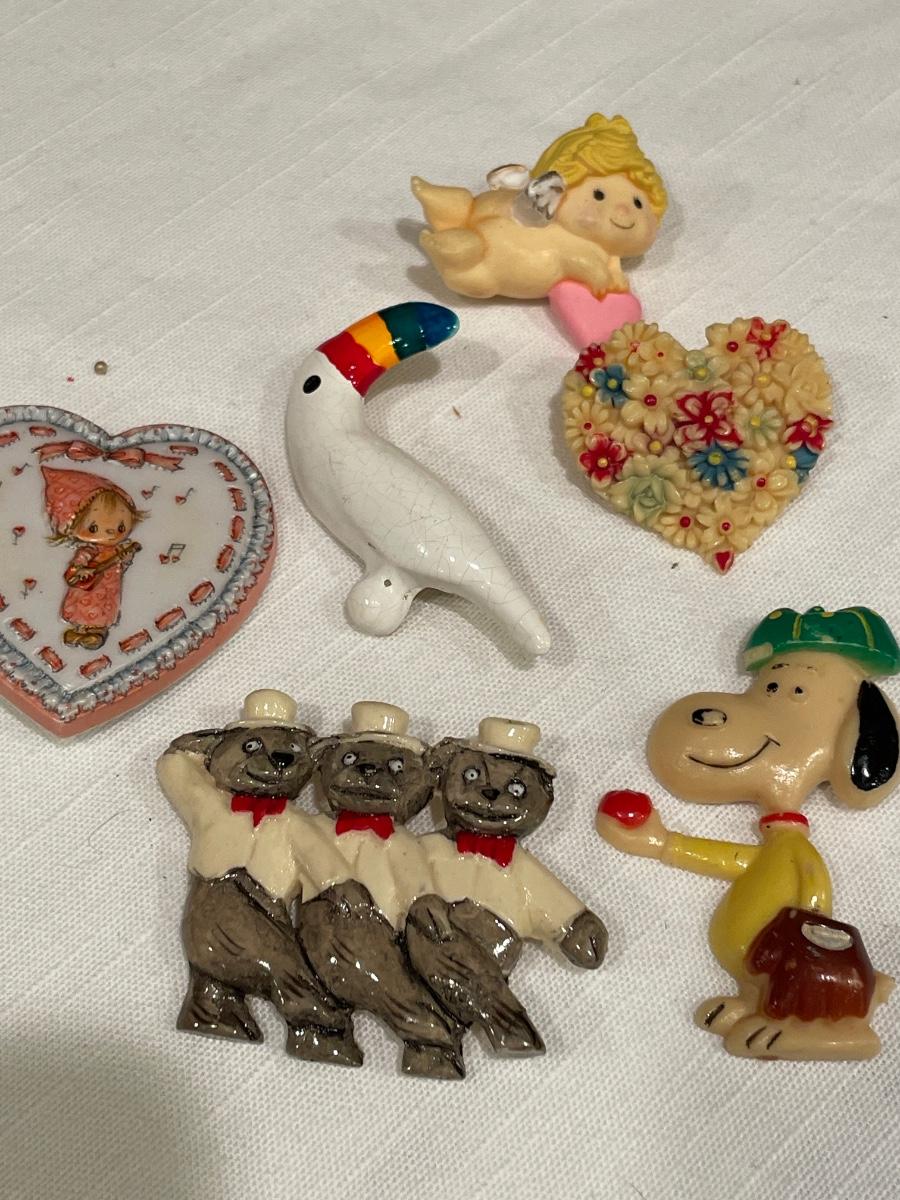 Plastic pins | EstateSales.org