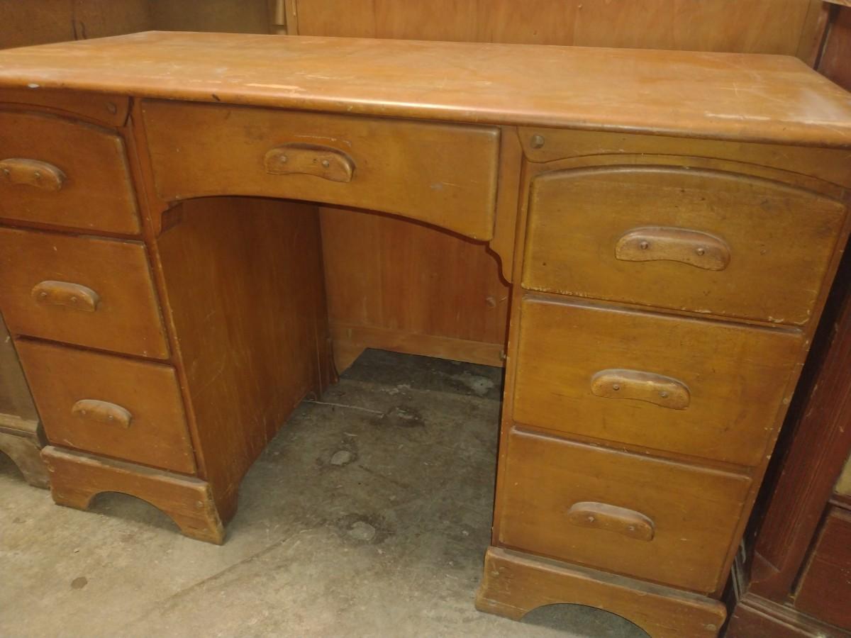Vintage Maple Desk | EstateSales.org