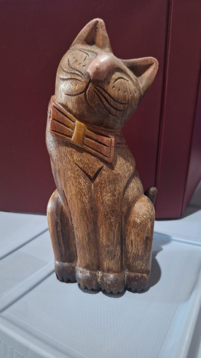 Hand carved wooden cat made in Thailand | EstateSales.org