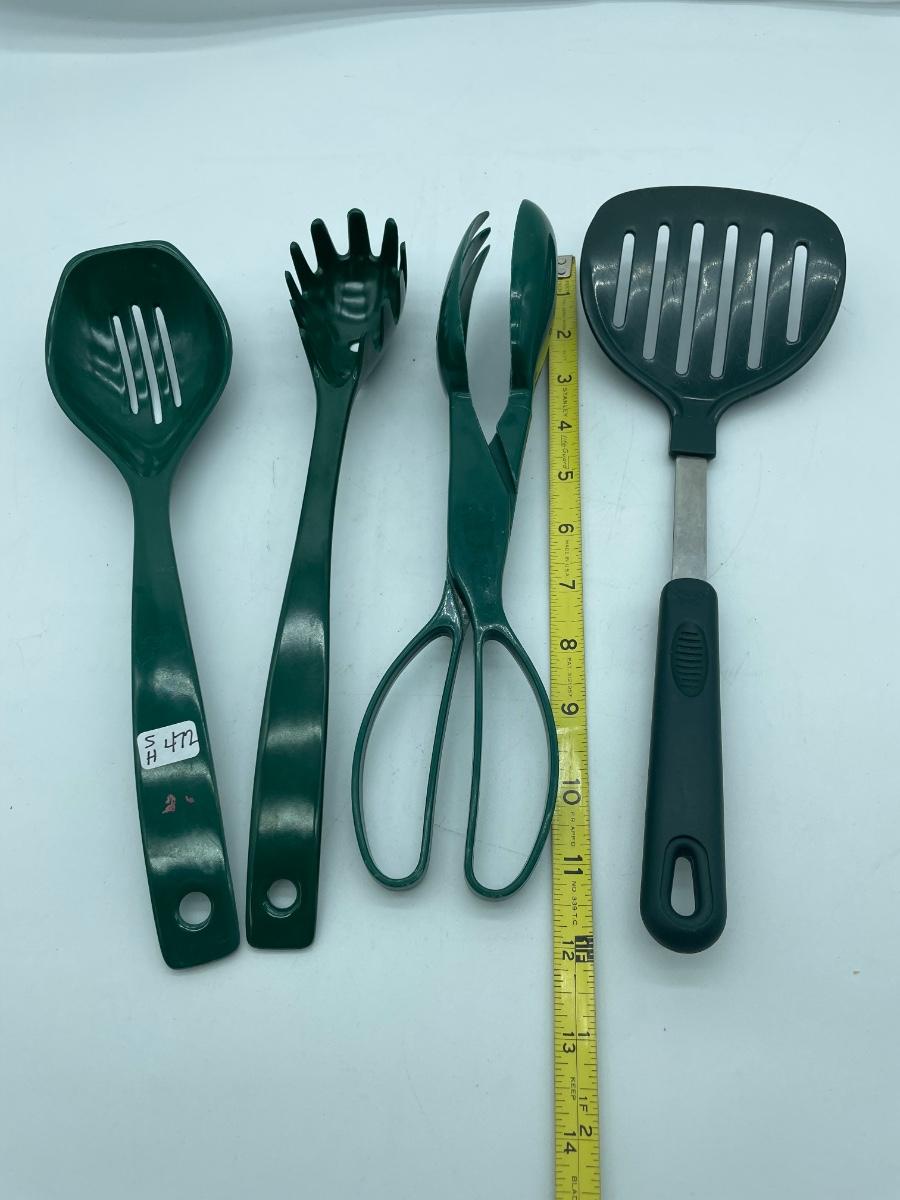 Plastic utensils | EstateSales.org