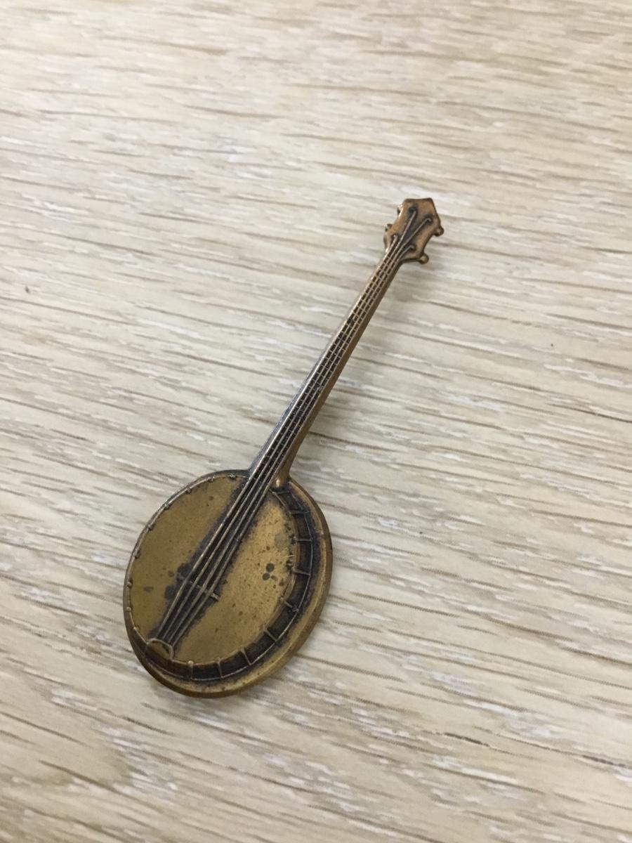 Gold tone banjo vintage pin | EstateSales.org