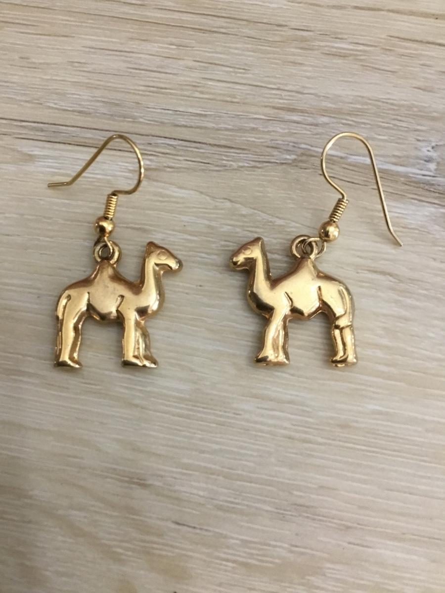Super cute, gold tone, heavy camel earrings | EstateSales.org