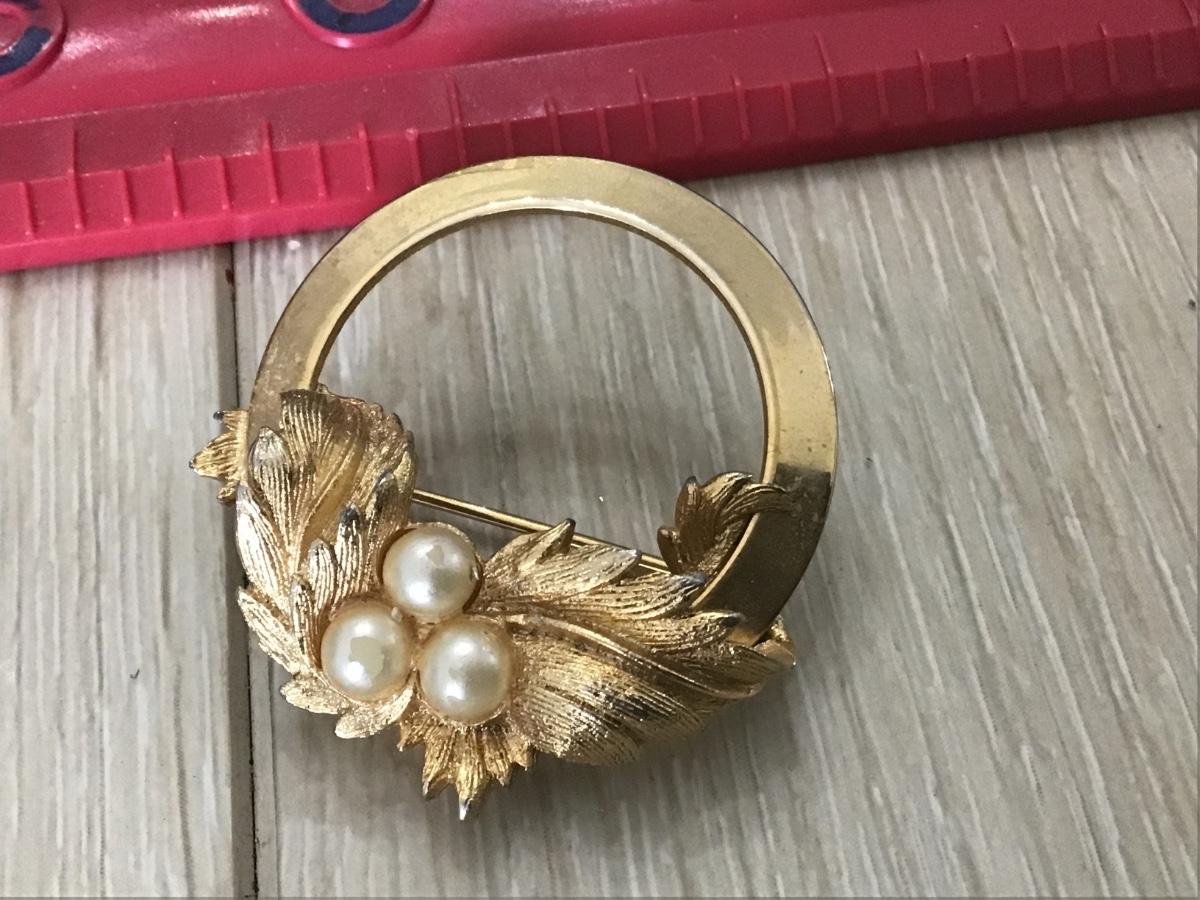 Sarah Coventry Brooch | EstateSales.org