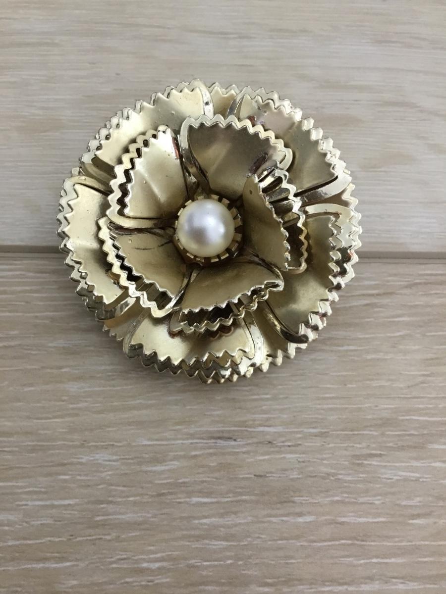 Gold tone flower brooch | EstateSales.org