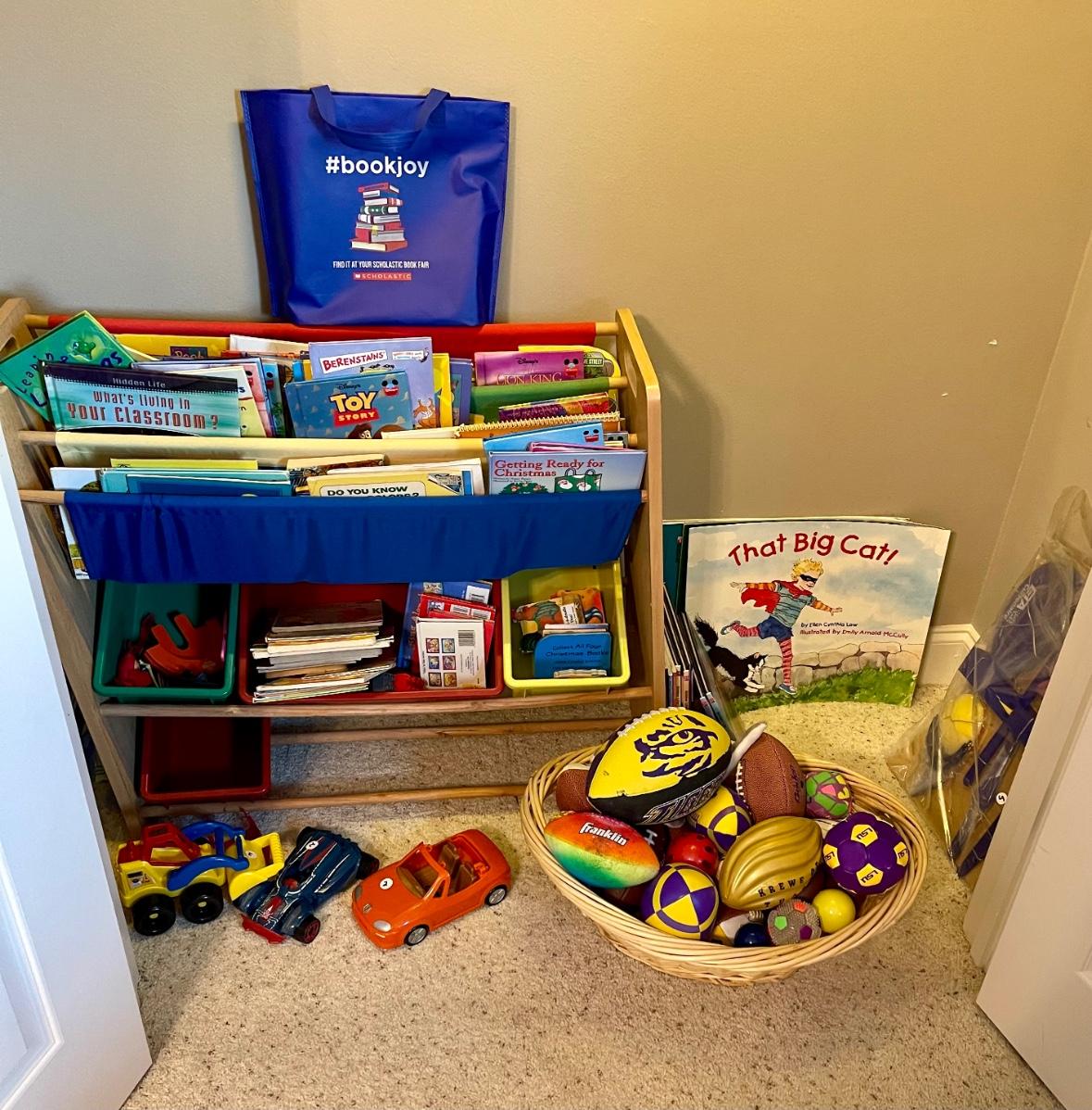 Kids closet bottom lot | EstateSales.org