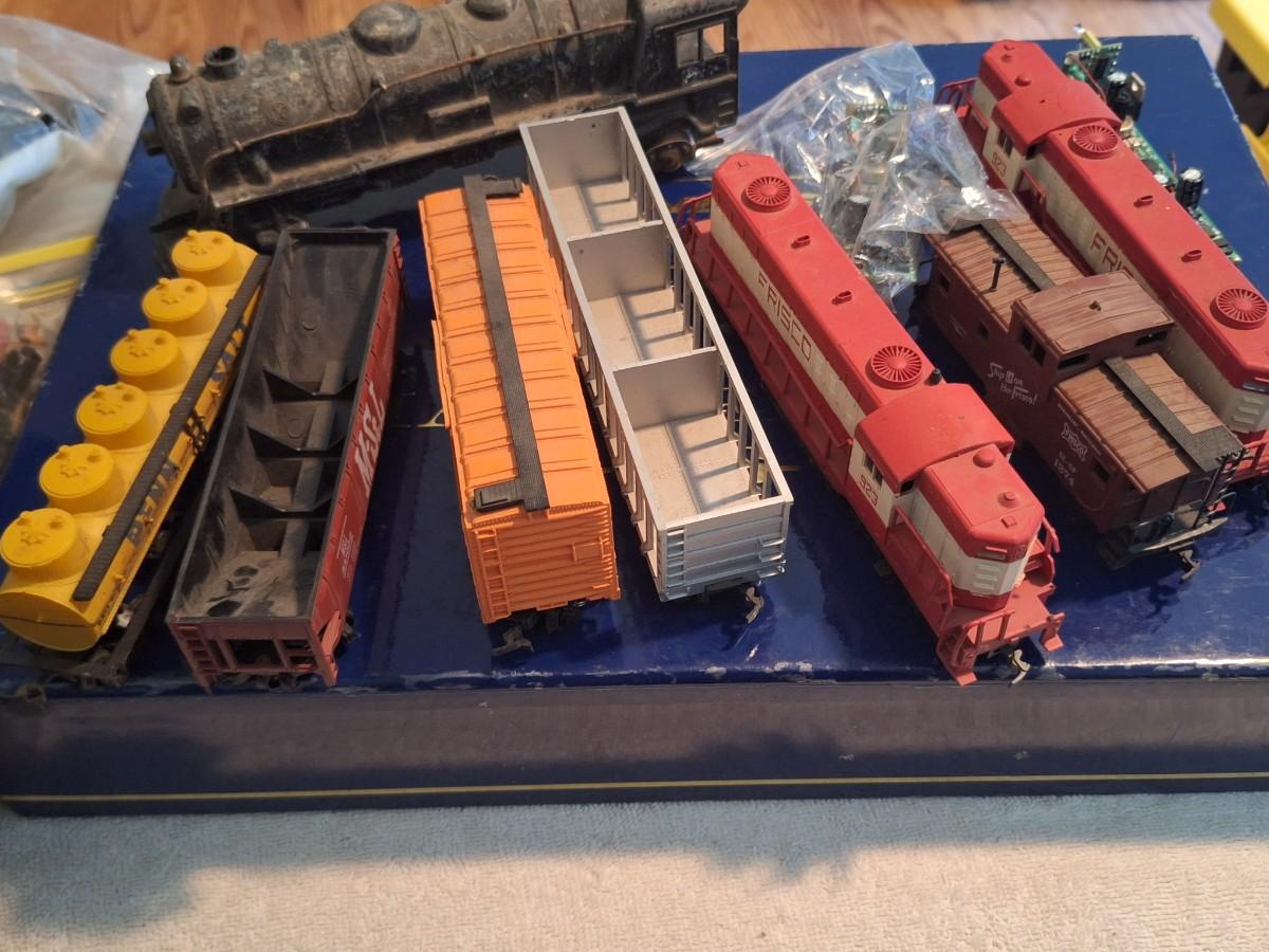 Model train parts and pieces | EstateSales.org
