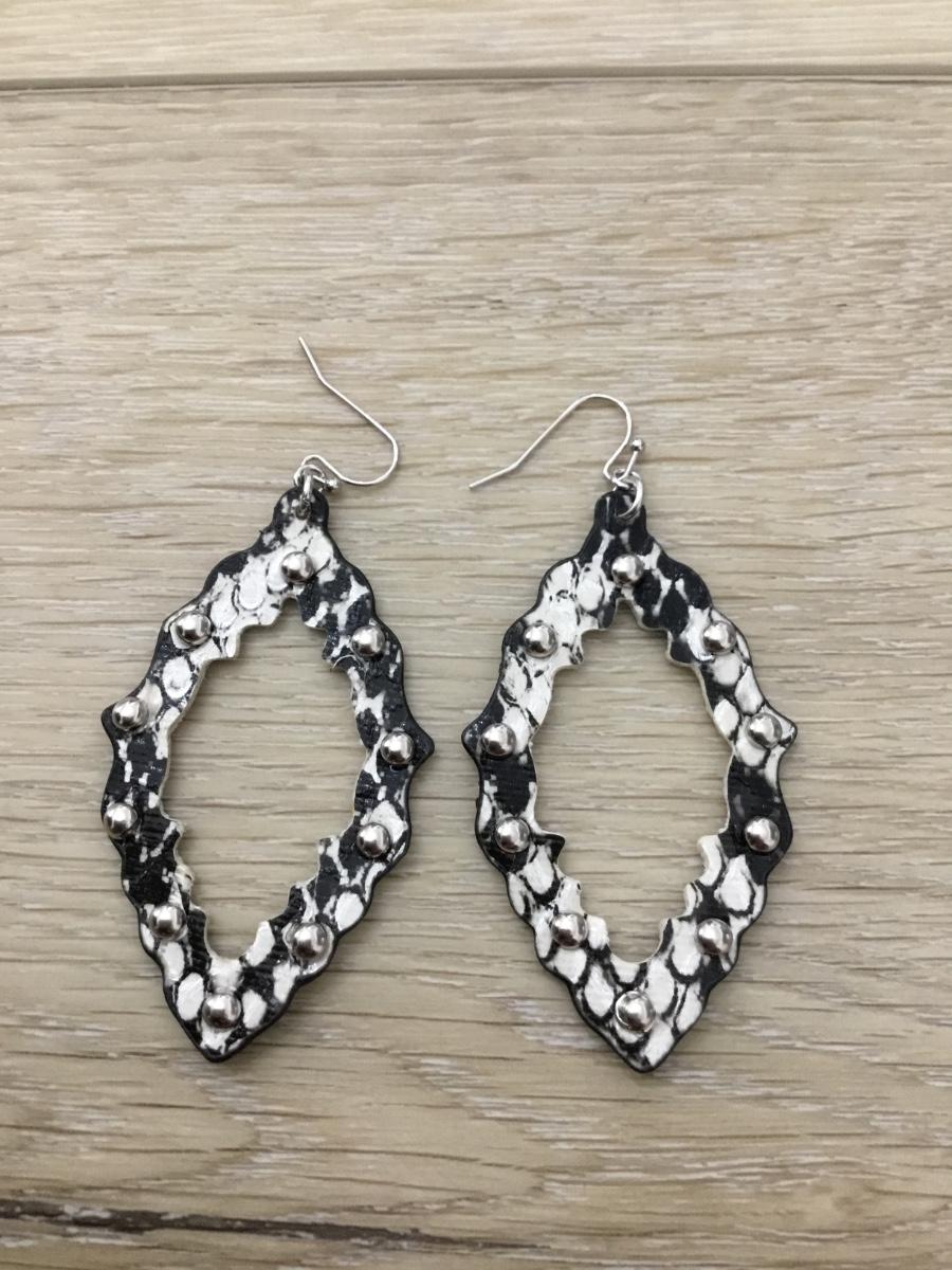 Silver tone snake skin dangle earrings | EstateSales.org