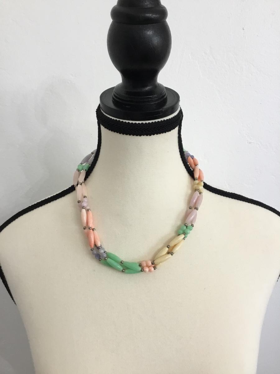 Beautiful pastel color bead necklace | EstateSales.org