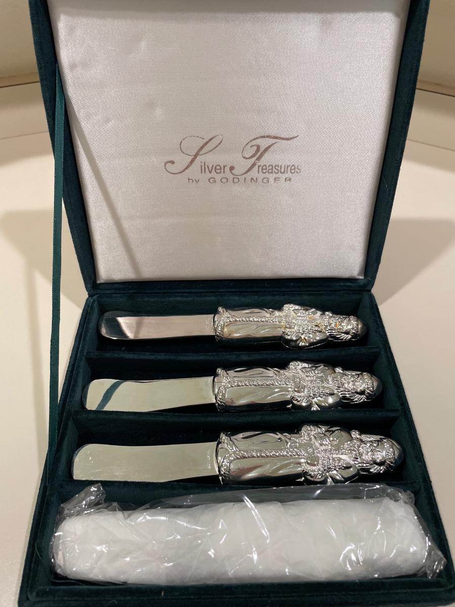 Godinger Santa butter knives | EstateSales.org