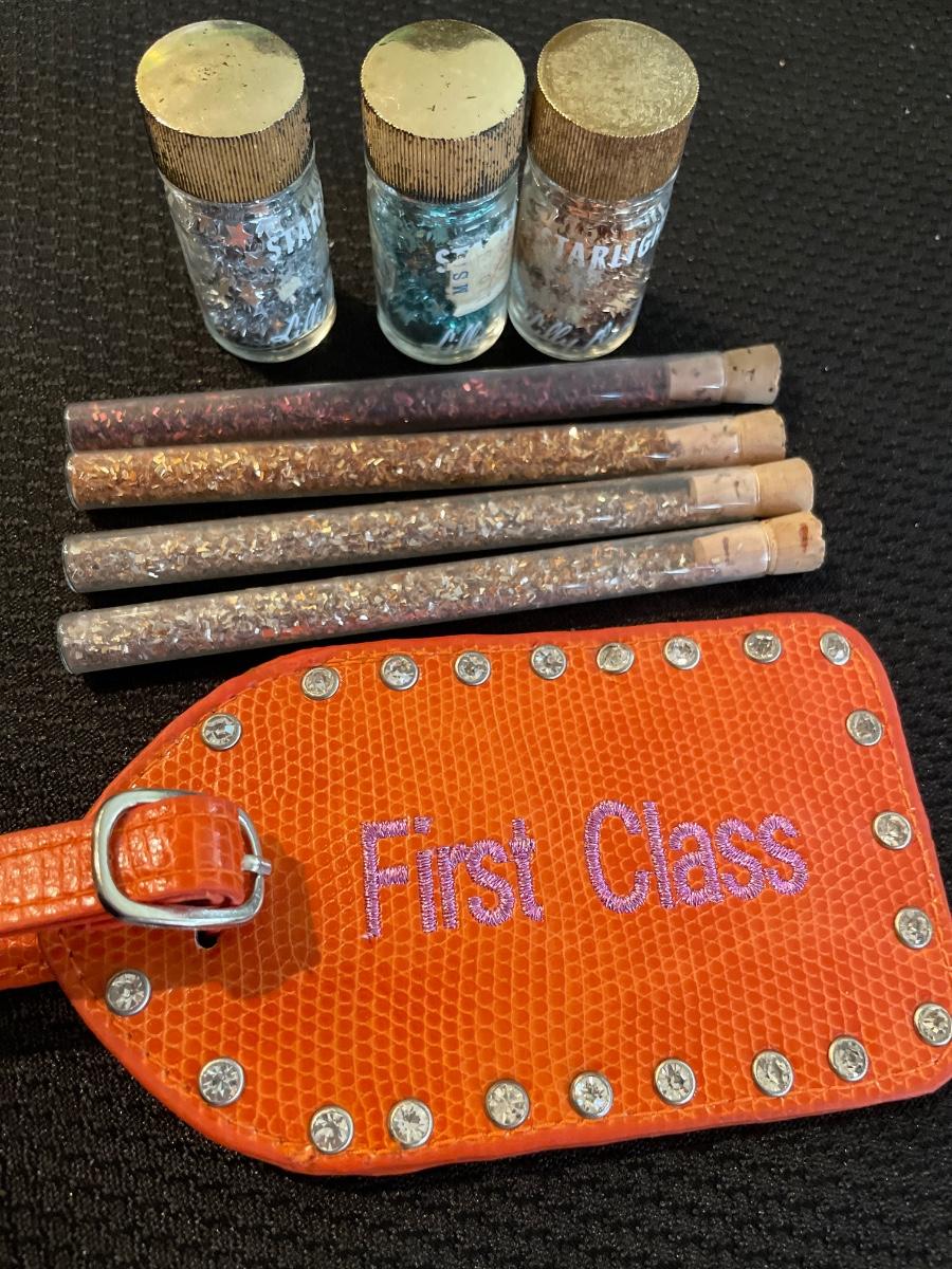 Glitter & first class tag | EstateSales.org