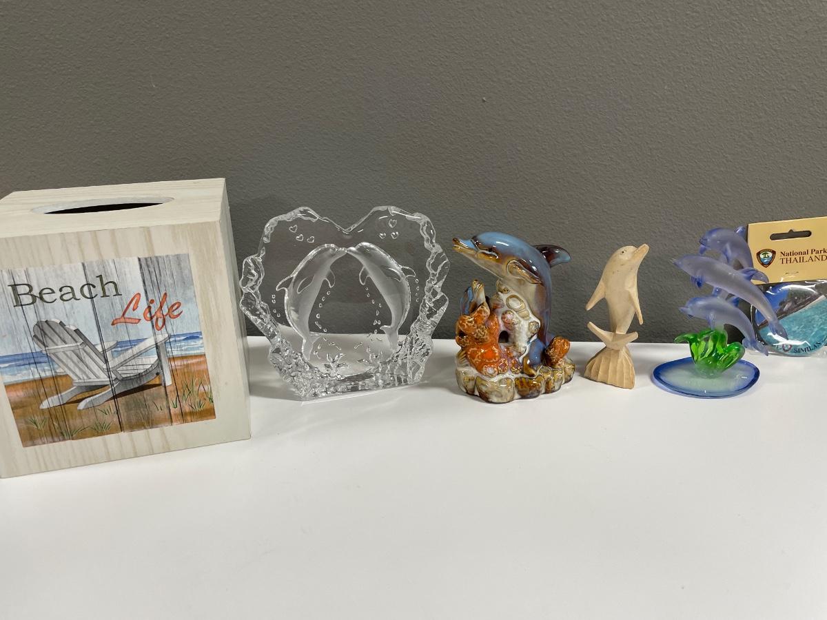 Beach and dolphin items | EstateSales.org