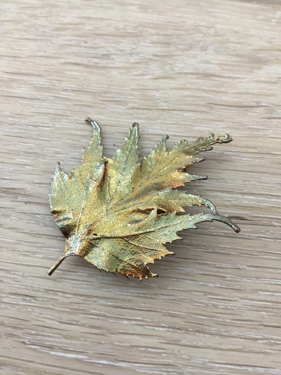 Vintage leaf pin | EstateSales.org