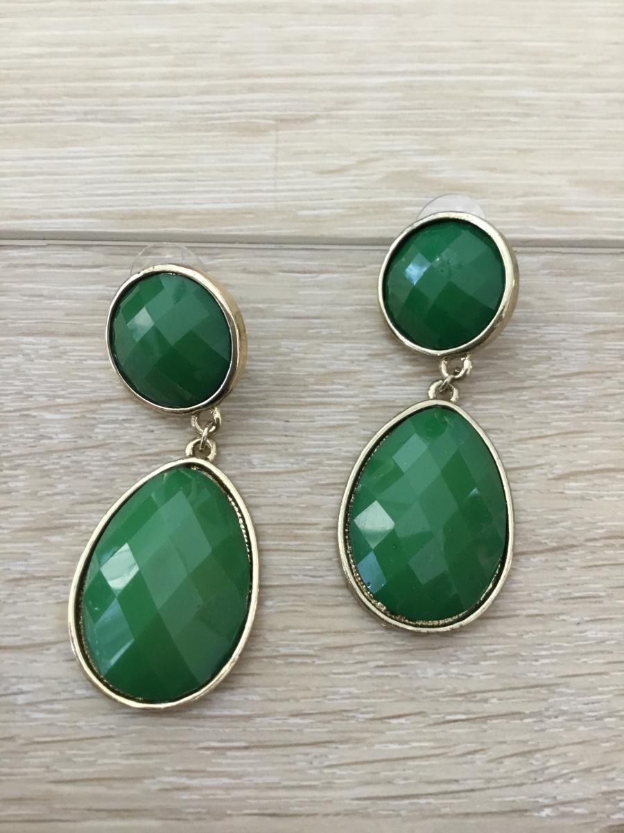 Gold tone green dangle earrings | EstateSales.org