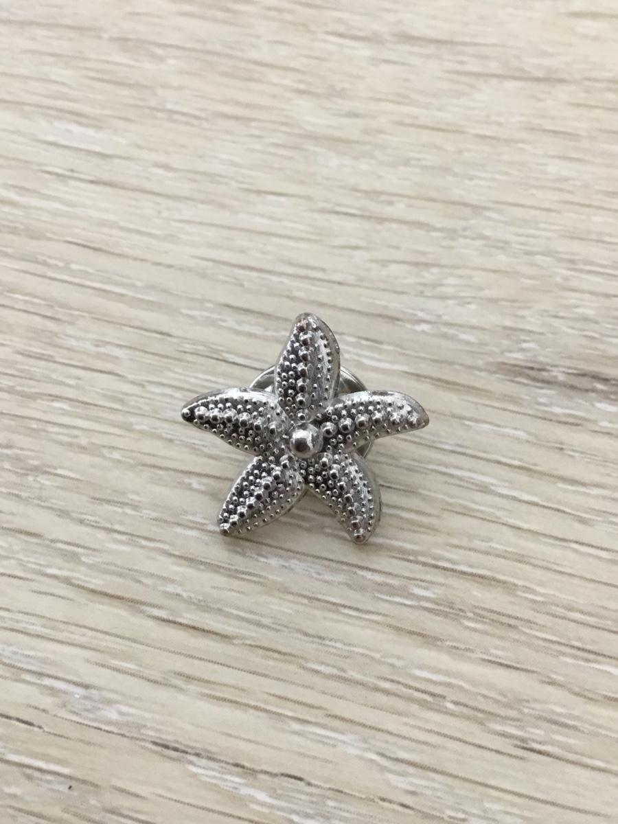Silver tone starfish pin | EstateSales.org