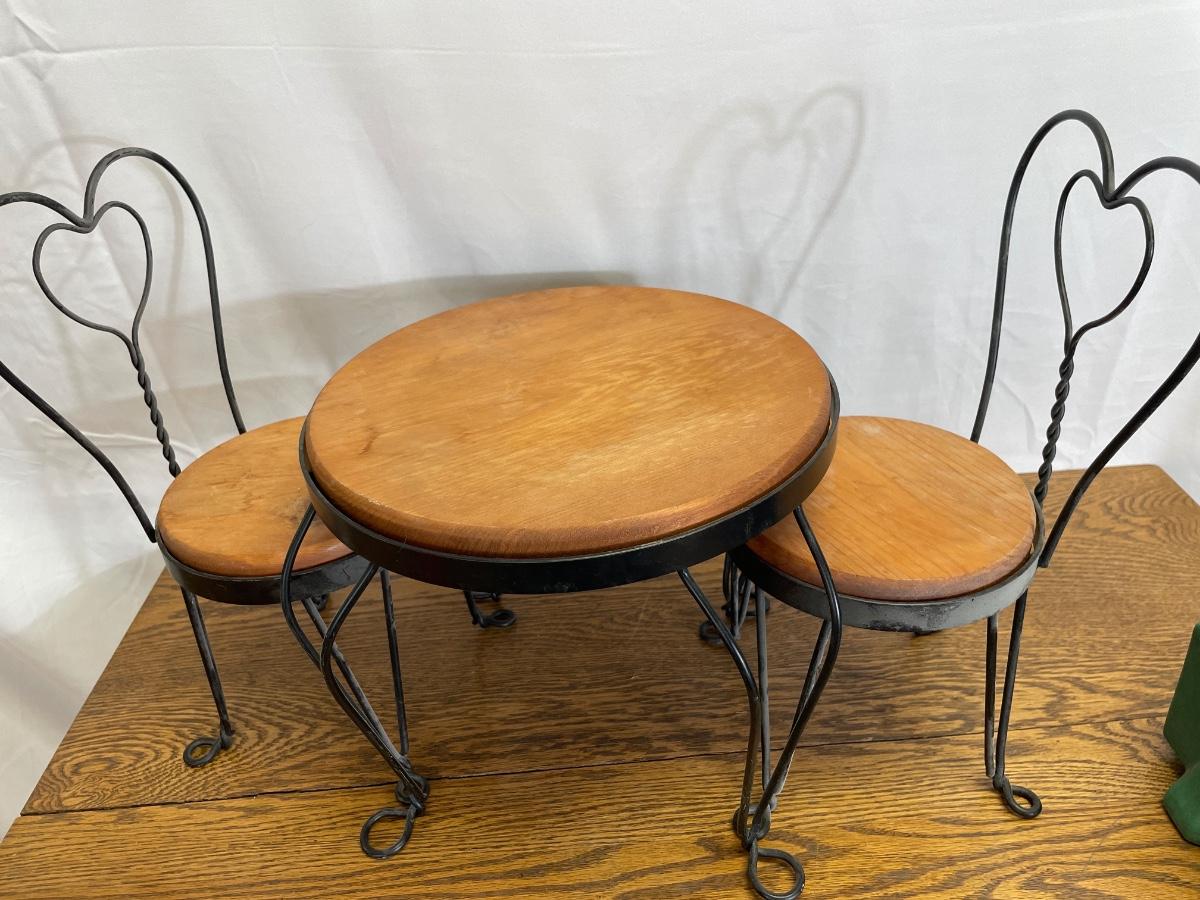 Doll table and chairs set | EstateSales.org