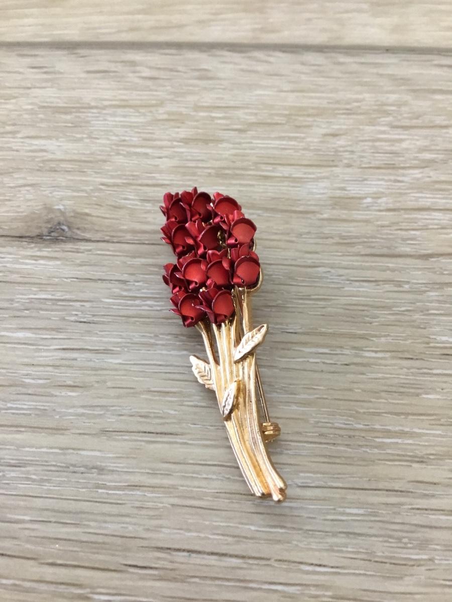 M marked gold tone red flower pin | EstateSales.org