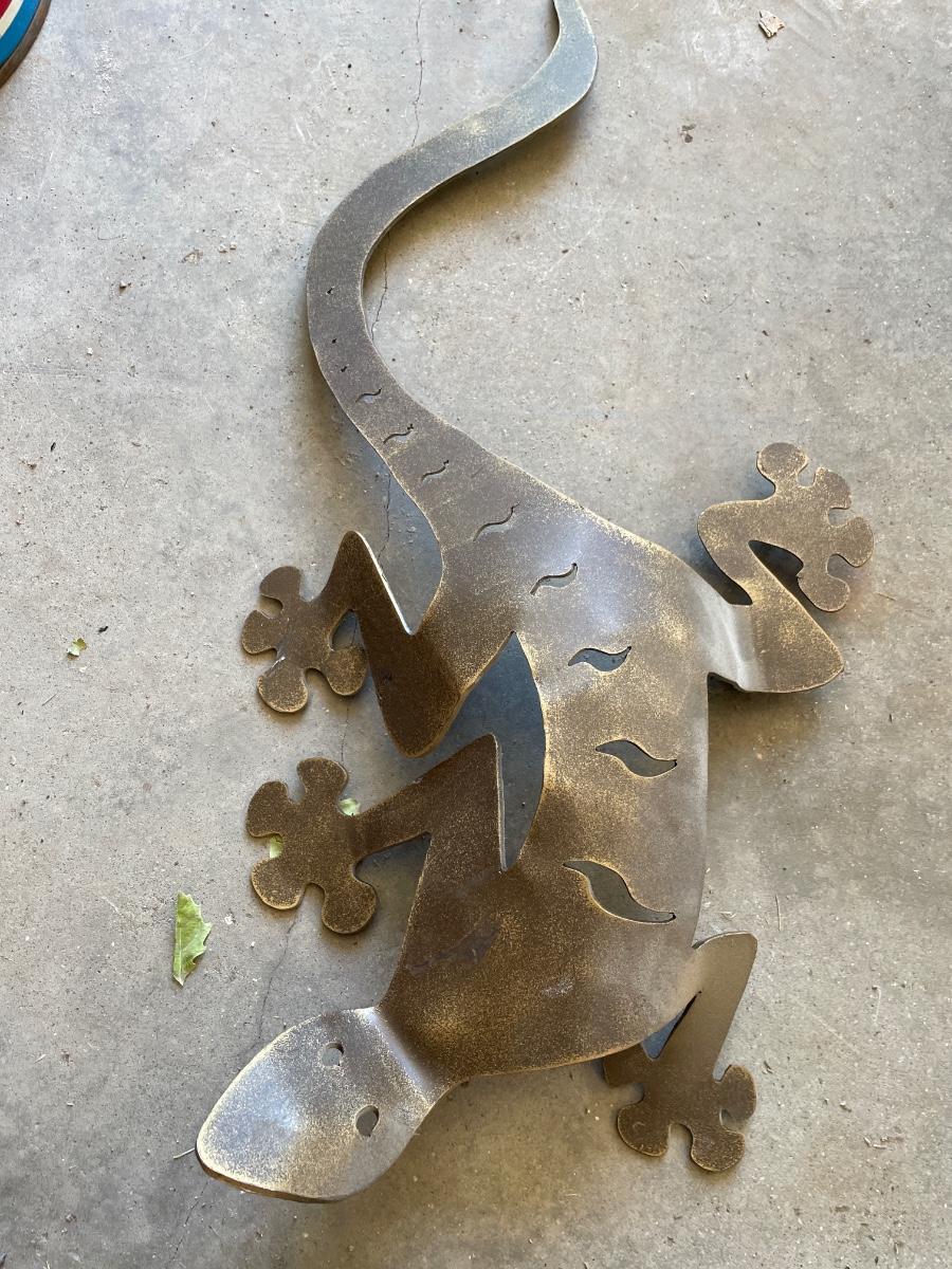 Metal lizard decor | EstateSales.org