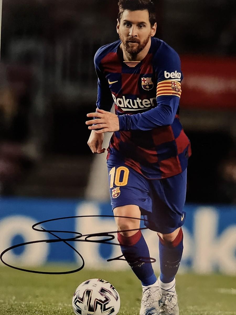 Lionel Messi signed photo | EstateSales.org