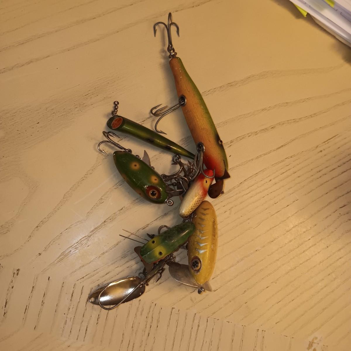 TANGLED FISHING LURES | EstateSales.org
