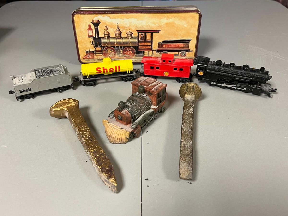 Shell Train (4-Piece) w/ Railroad Ties Lot | EstateSales.org
