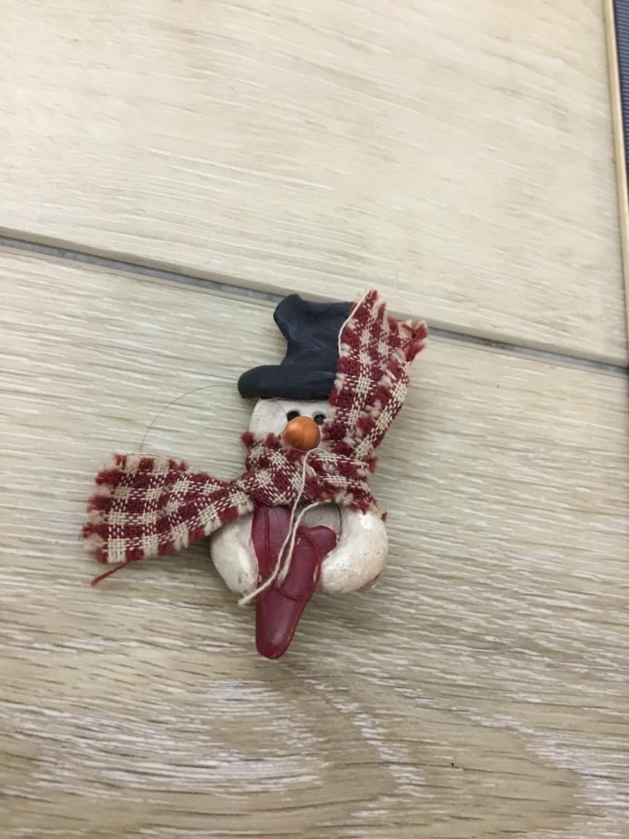 Vintage snowman pin | EstateSales.org