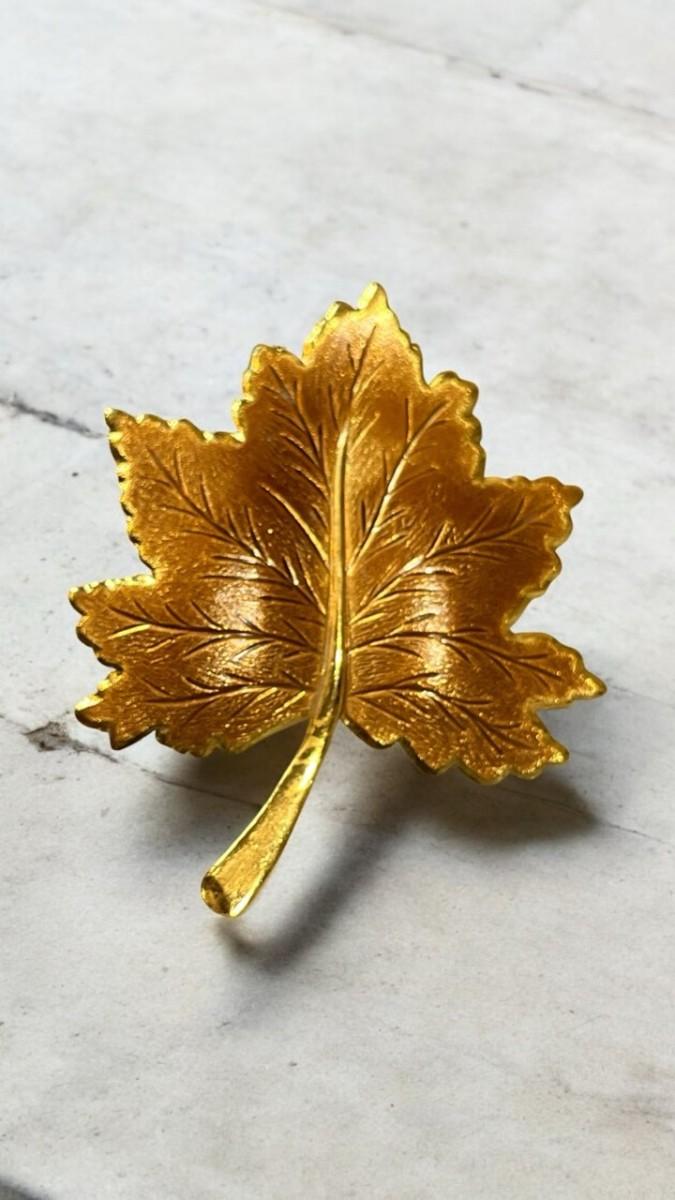 Maple leaf brooch | EstateSales.org
