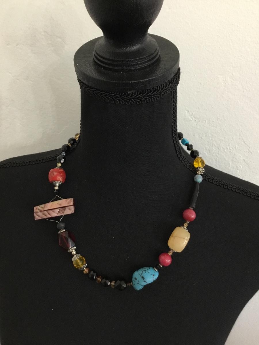 Unique statement necklace | EstateSales.org