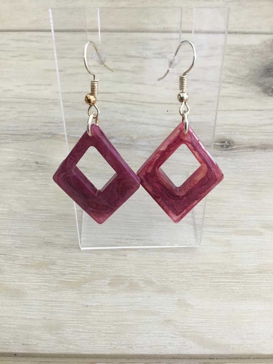 Maroon, marbled, acrylic, diamond shaped dangle earrings | EstateSales.org
